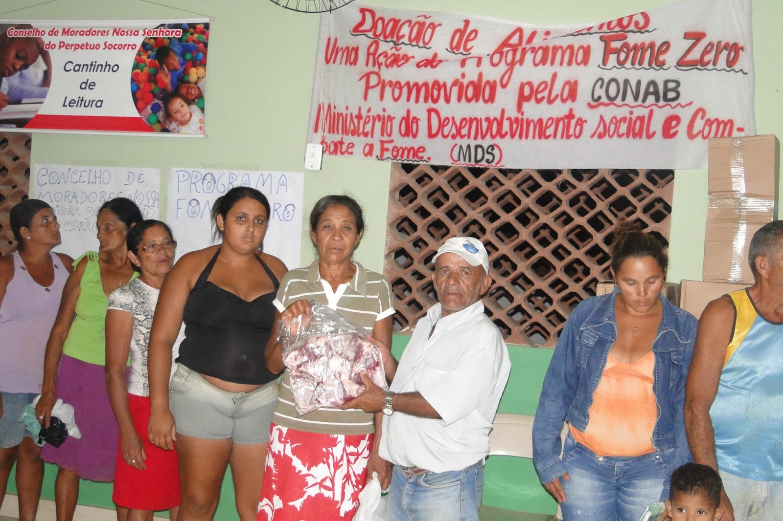 Doação de alimentos na ação do programa FOME ZERO promovido pela CONAB ...