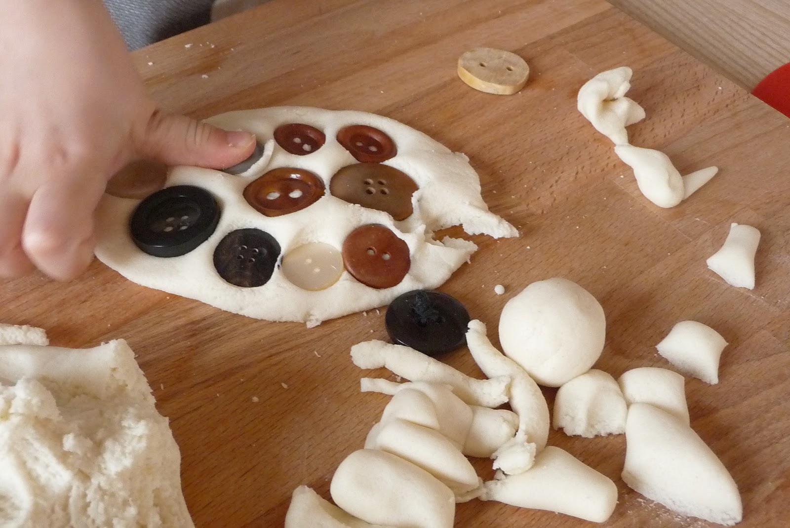 Make and Play: Playdough and buttons / Testo i dugmad