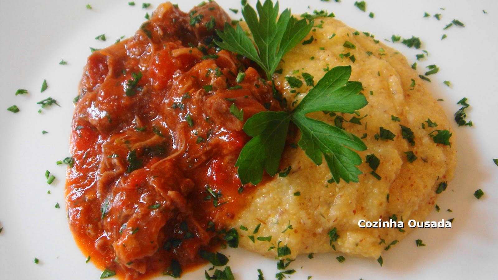 Cozinha Ousada: Polenta Rústica ao Ragu de Cordeiro