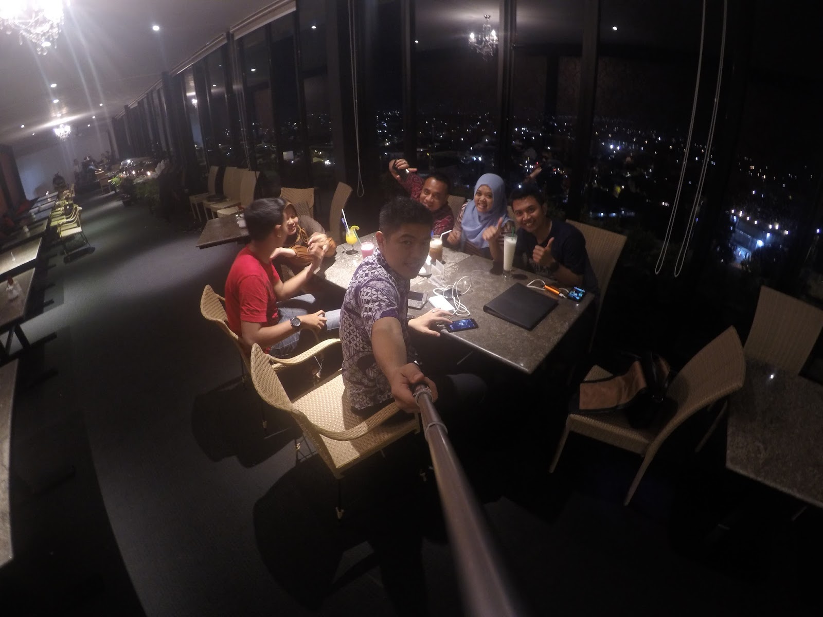 Sebuah Nama, Berjuta Cerita: Roof Top Cafe Yang Lagi Kekinian (Skyroom ...