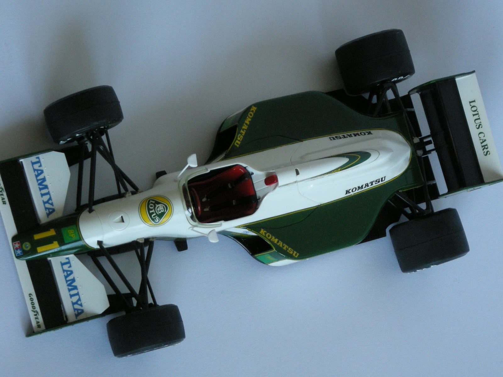 模型と時間: プラモデルにおけるロータスF1・ブリティッシュ・グリーン塗装の塗料選択について