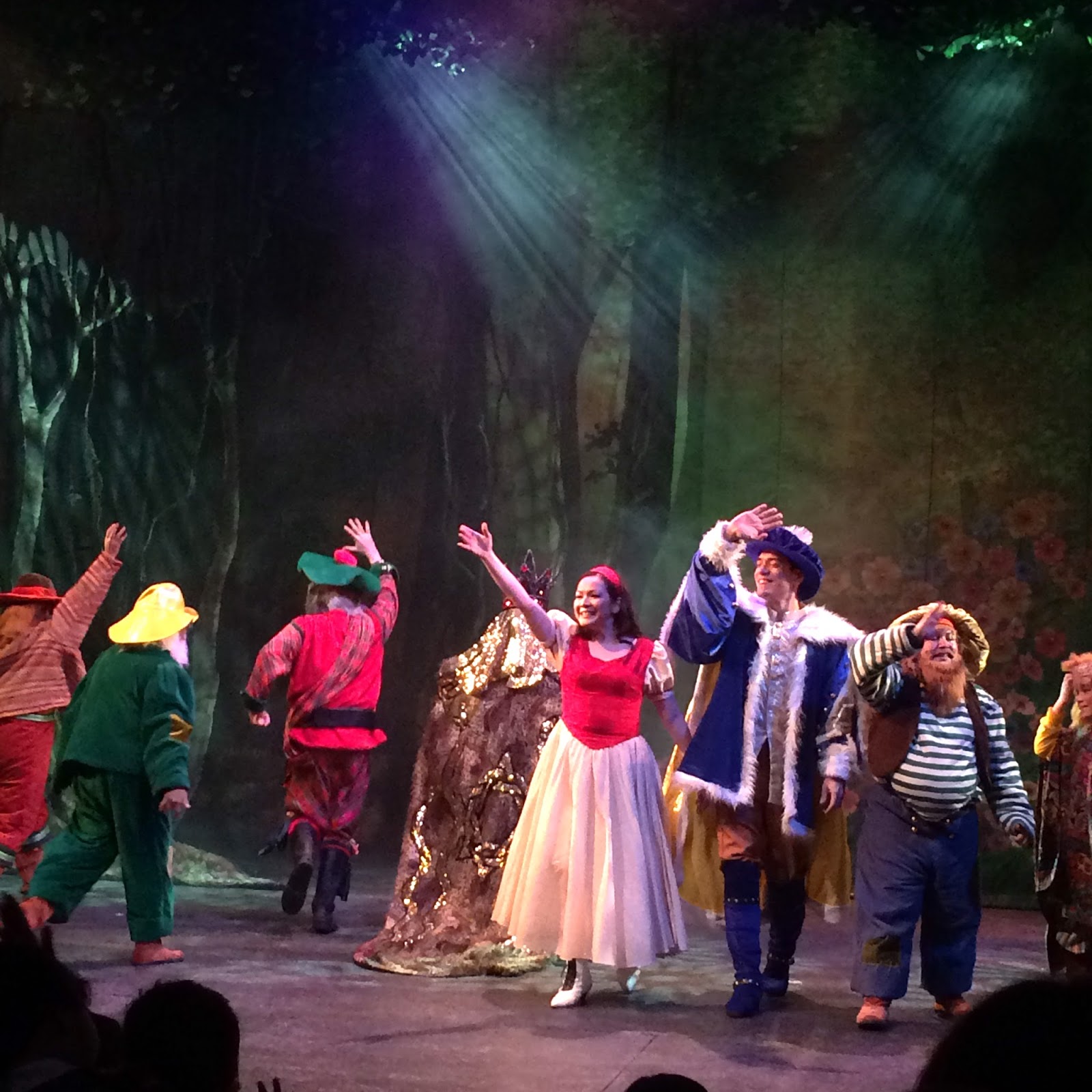Snow White and The Seven Dwarfs On Stage! - ARTSY FARTSY AVA