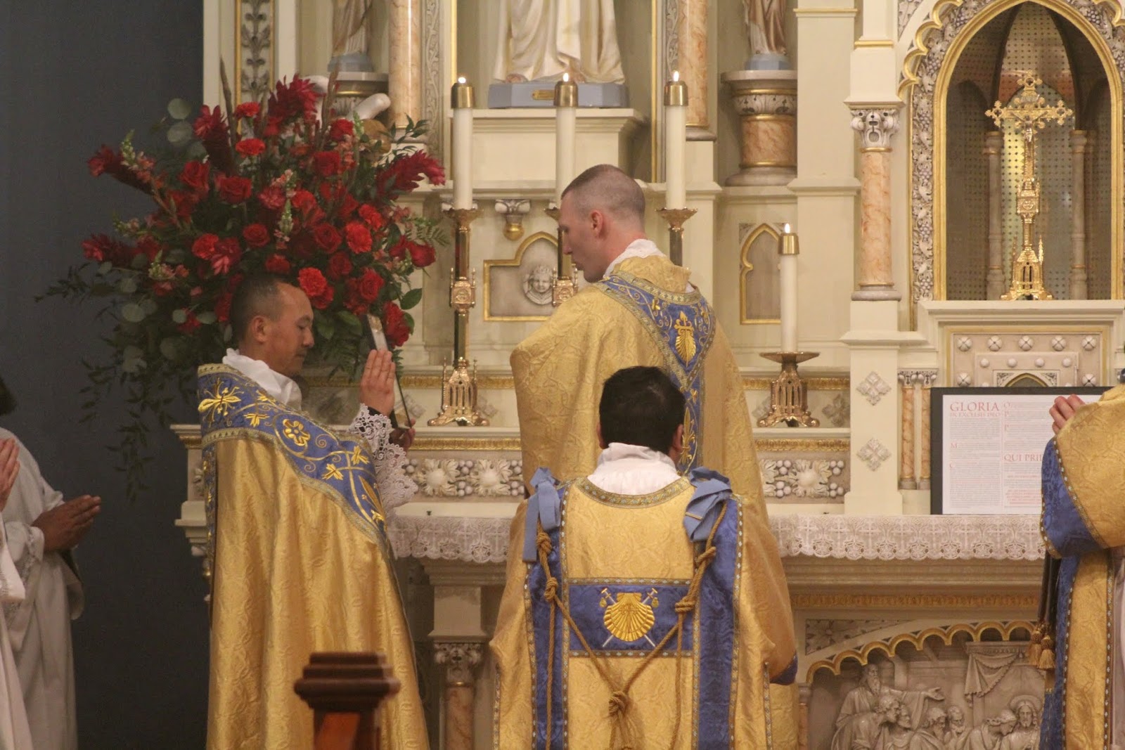New Liturgical Movement: Photos of a New Priest’s First Mass
