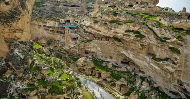 The Cave Settlements of Hasankeyf - Turkey - Traveling by default.