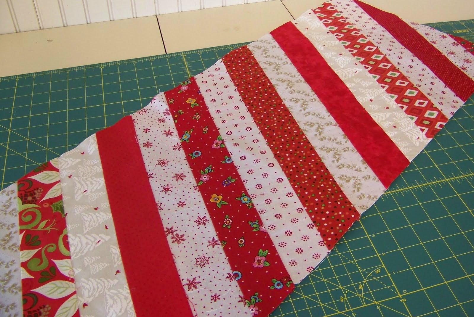 Farm Road Quilts: Candy cane stripe table runner