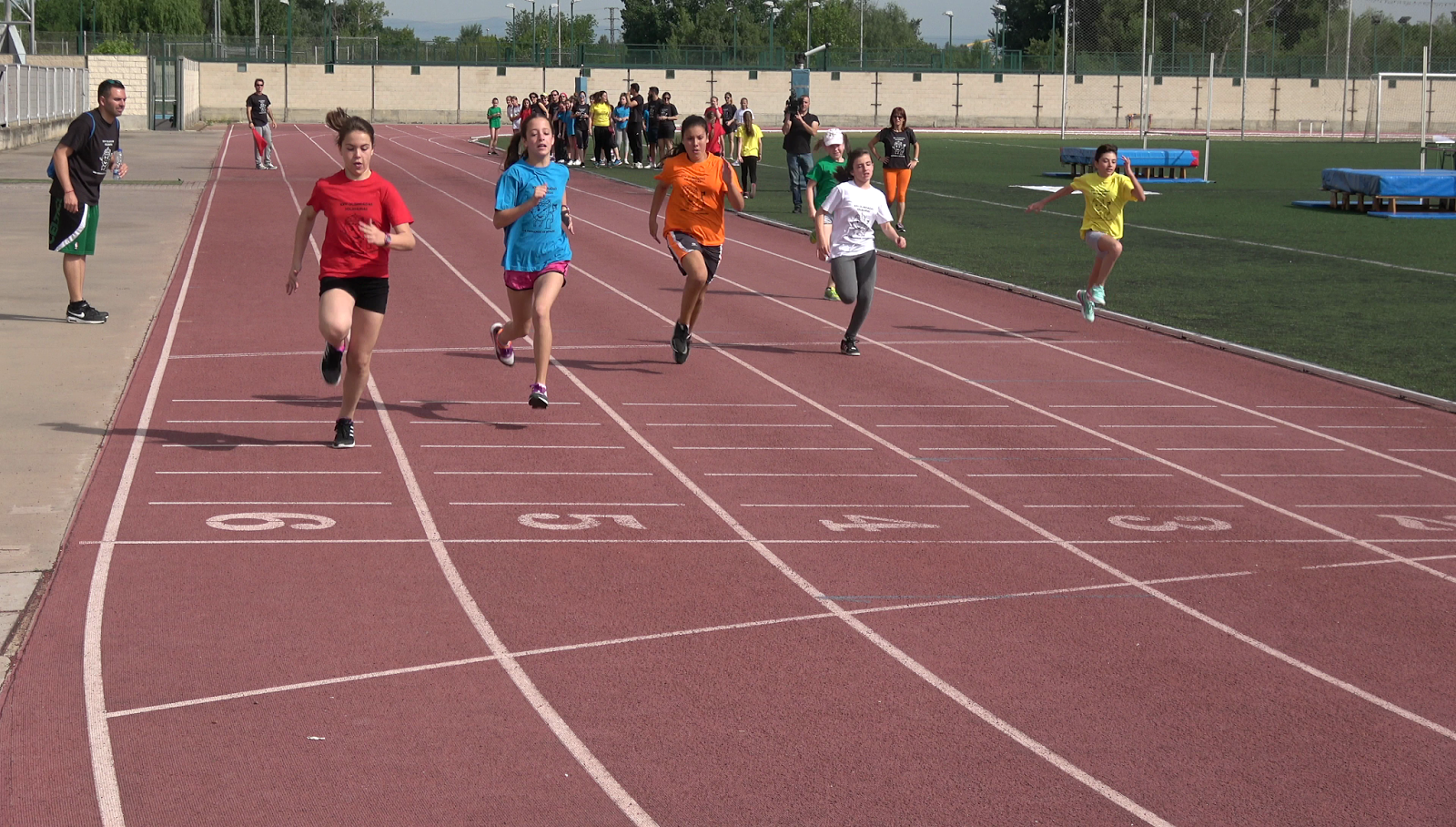 Las competiciones de las Olimpiadas deportivas escolares en el Estadio ...
