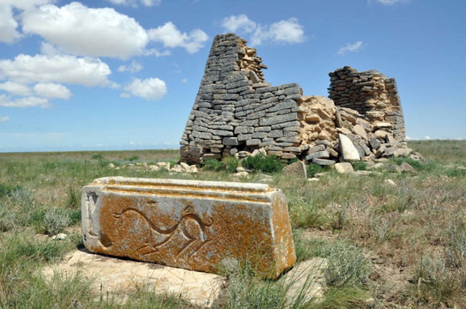 Construcciones de piedra junto al Mar Caspio pertenecientes a los hunos ...
