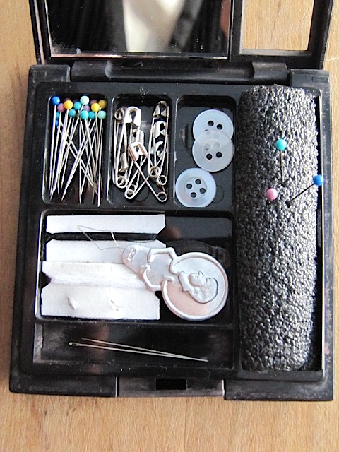 Sew Many Ways...: Thrifty Thursday...Recycled Make-Up Compact Sewing Kit