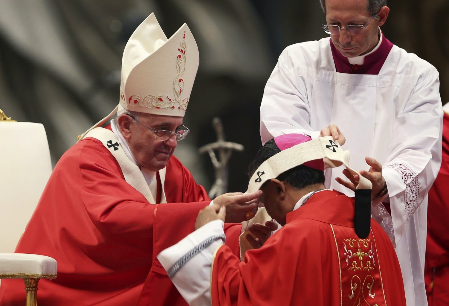 southern orders: POPE FRANCIS RESTORES THE TRADITIONAL PAPAL PALLIUM TO ...