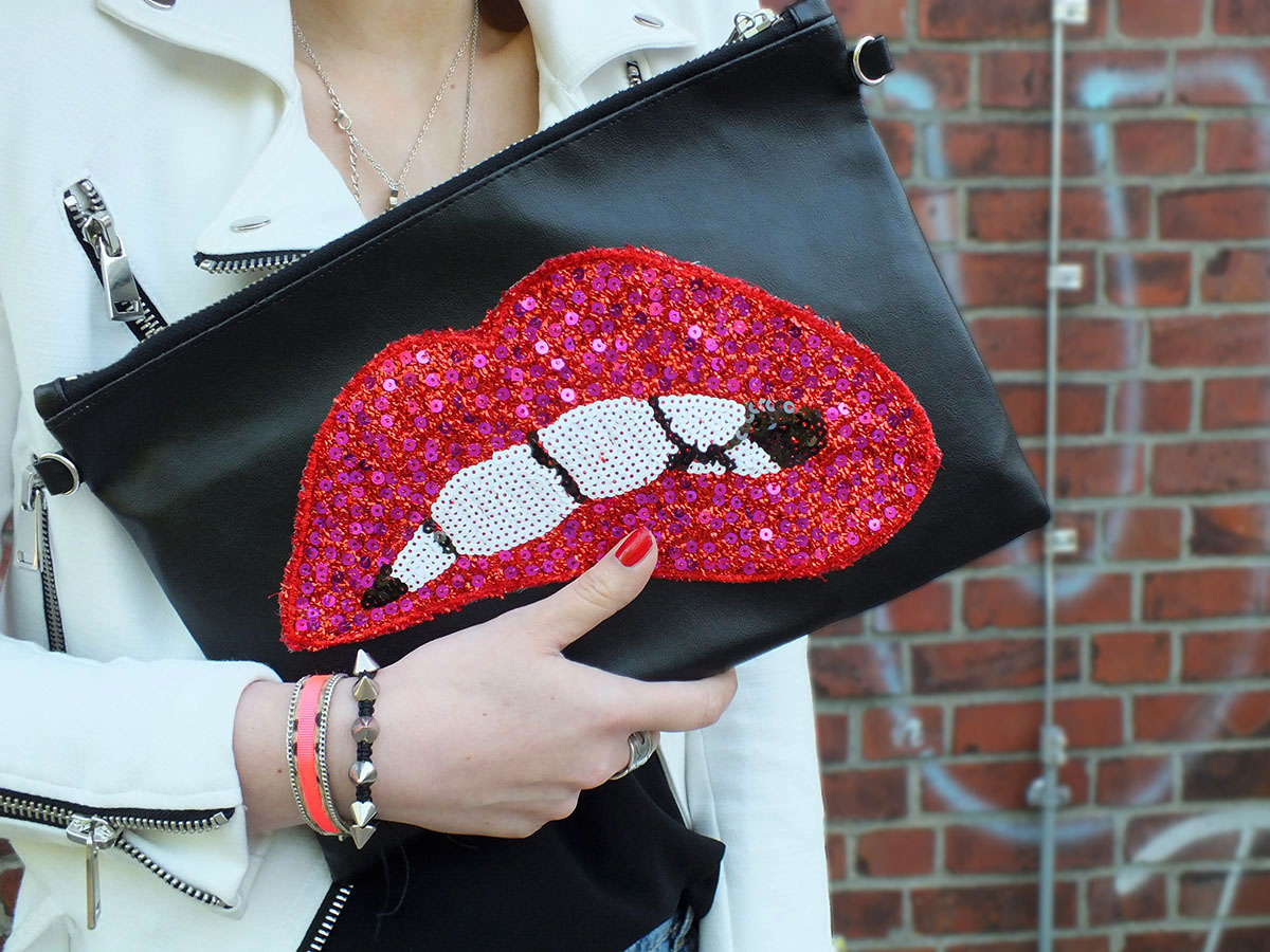 DISTRESSED BOYFRIEND JEANS & LIP CLUTCH - OH ANNE