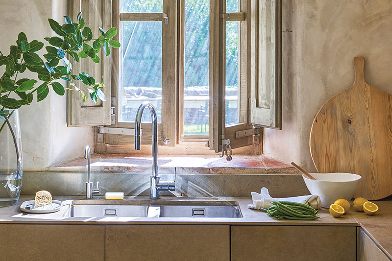 Inspired by the past and nature: old farm house transformation in Spain