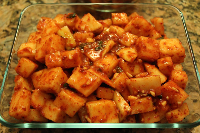 gosomi : Kkakdugi (cubed radish kimchi)