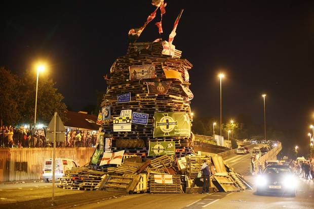 El norte de Irlanda: La bonfire en Derry arde, una pipe bomb, un cóctel ...