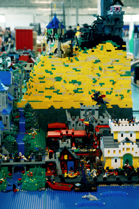 Fruitless Pursuits: Report: Giant Lego Fan Display!