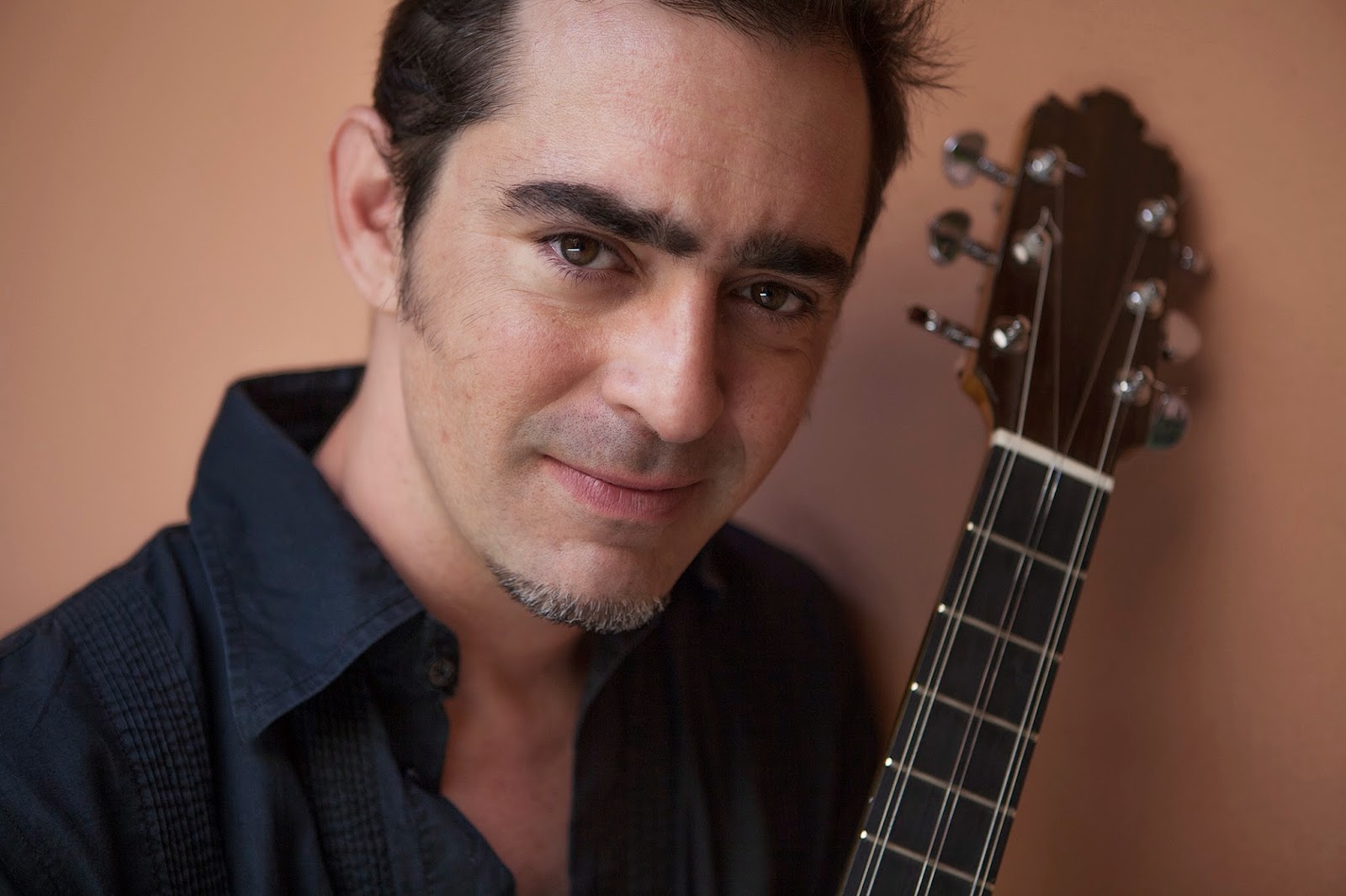 EL ARTE Y LA GUITARRA DE RAÚL RODRÍGUEZ