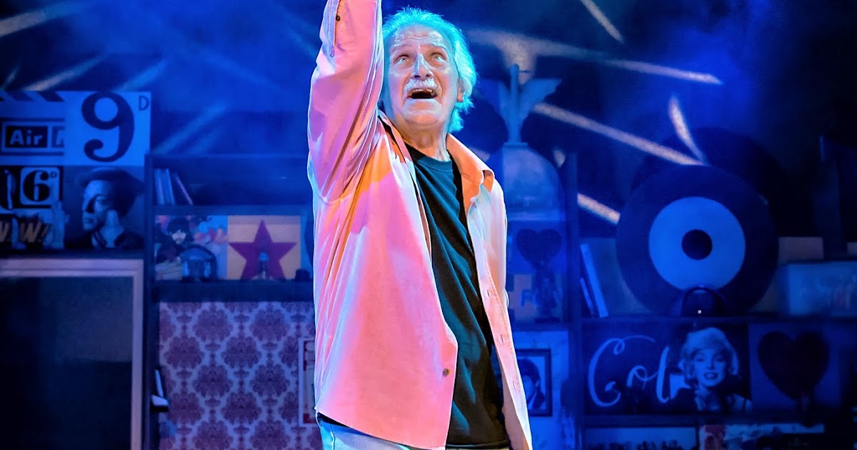 British Beatles Fan Club: Lennons's Banjo Opens to Rave Reviews