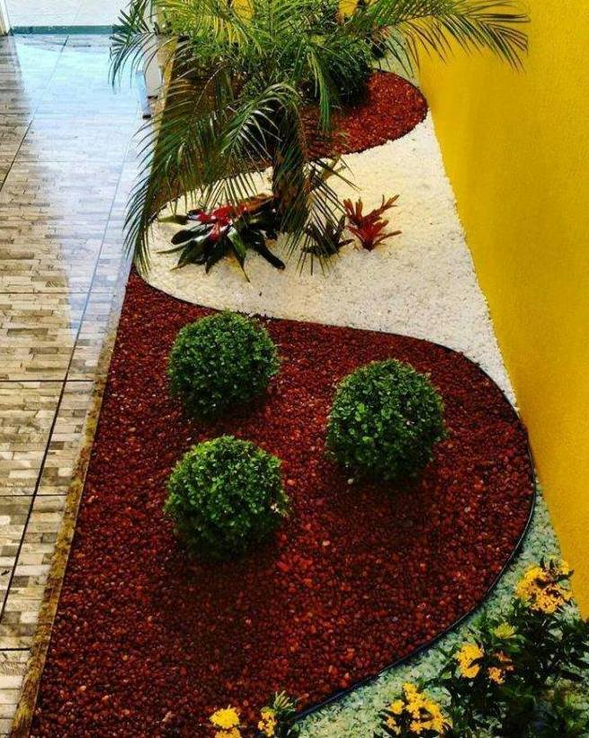 Decorate your home with small tree basins and stones