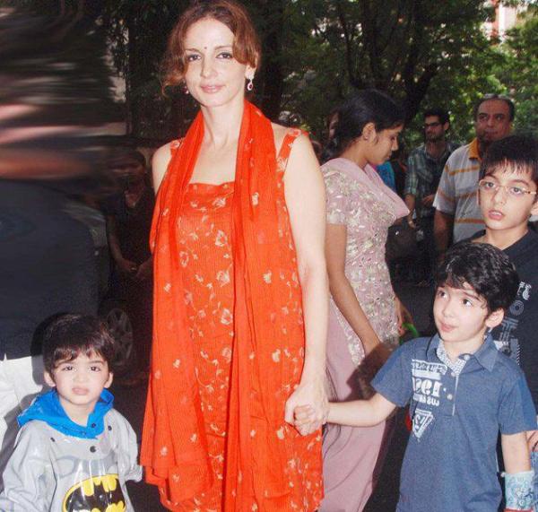 Indian Celebs: Suzzane Roshan with hrehaan and hridhaan