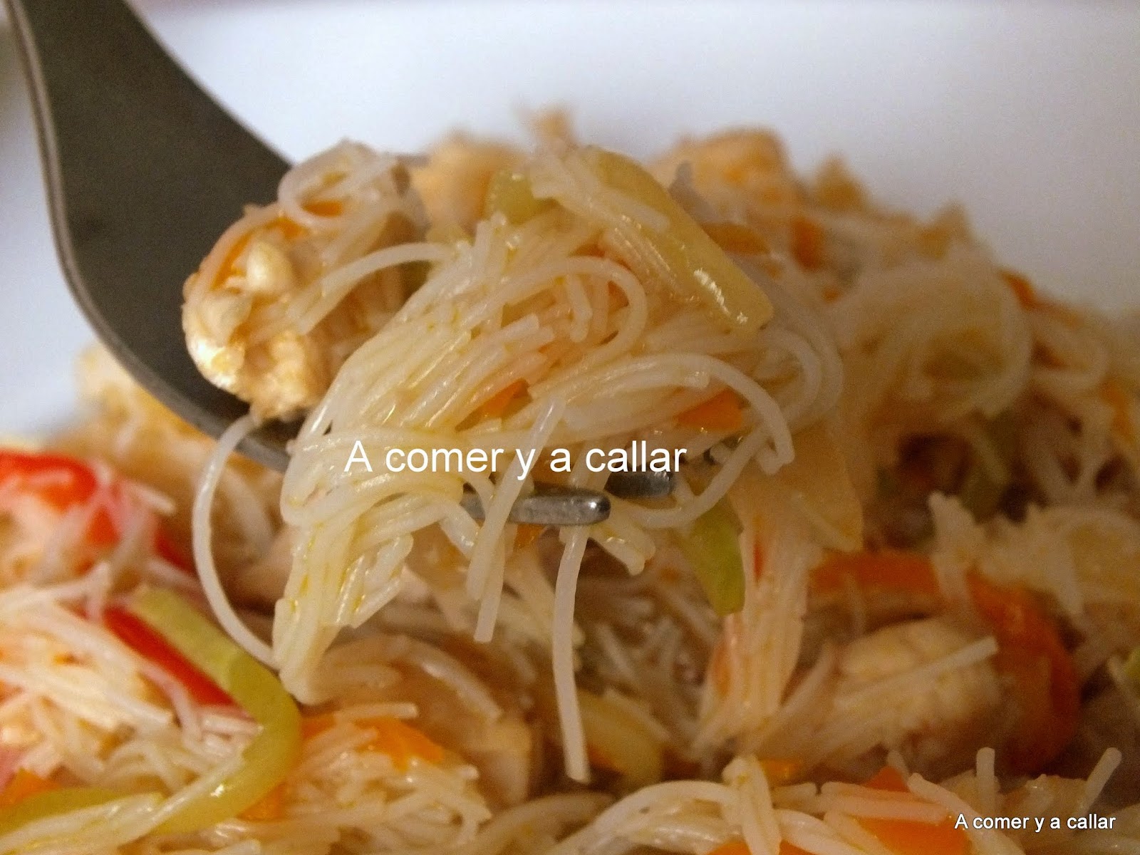 A comer y a callar: FIDEOS CHINOS DE ARROZ CON VERDURAS Y POLLO