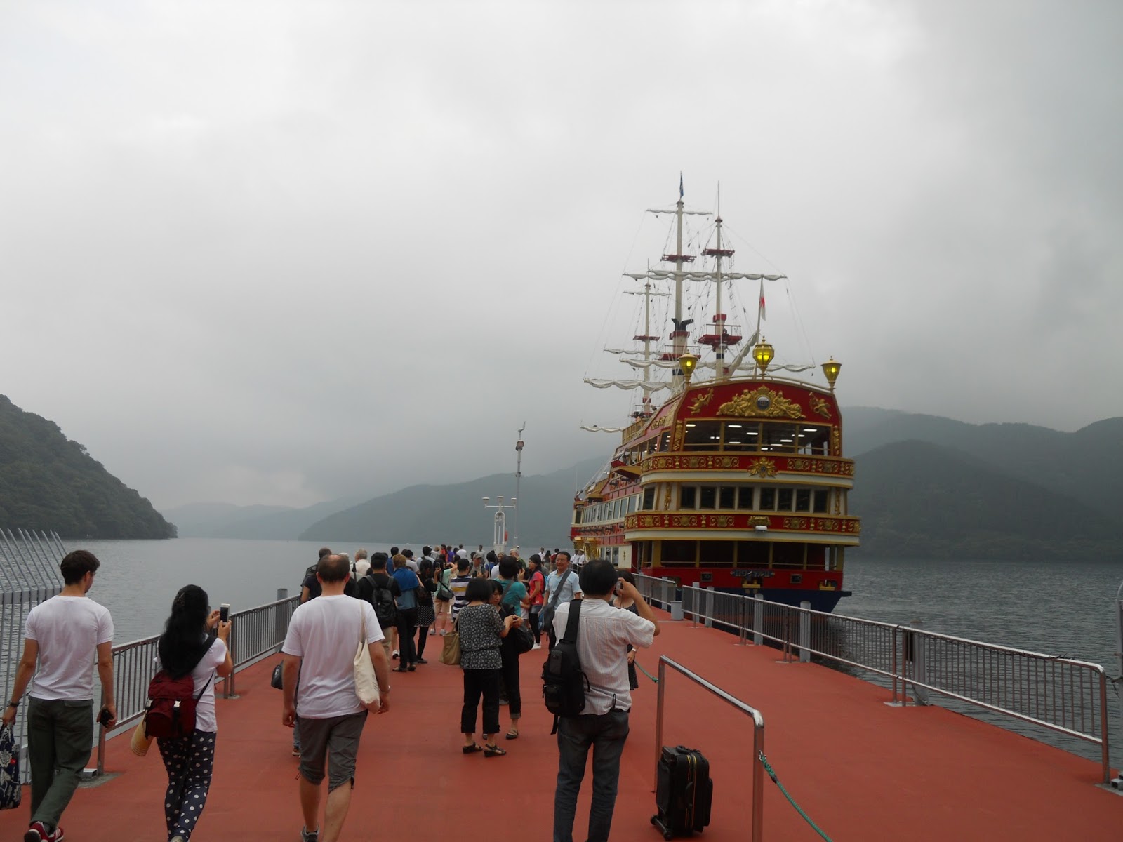 Superfluous Bear: Hakone - The Volcano With Thousands of People In It