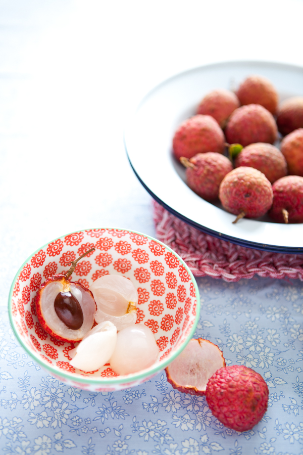 A Kitchen With No View: Lychee raspberry popsicles