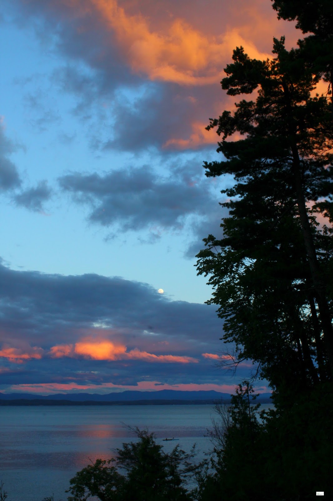 A Gorgeous Sunset// Lake Champlain | Caravan Sonnet