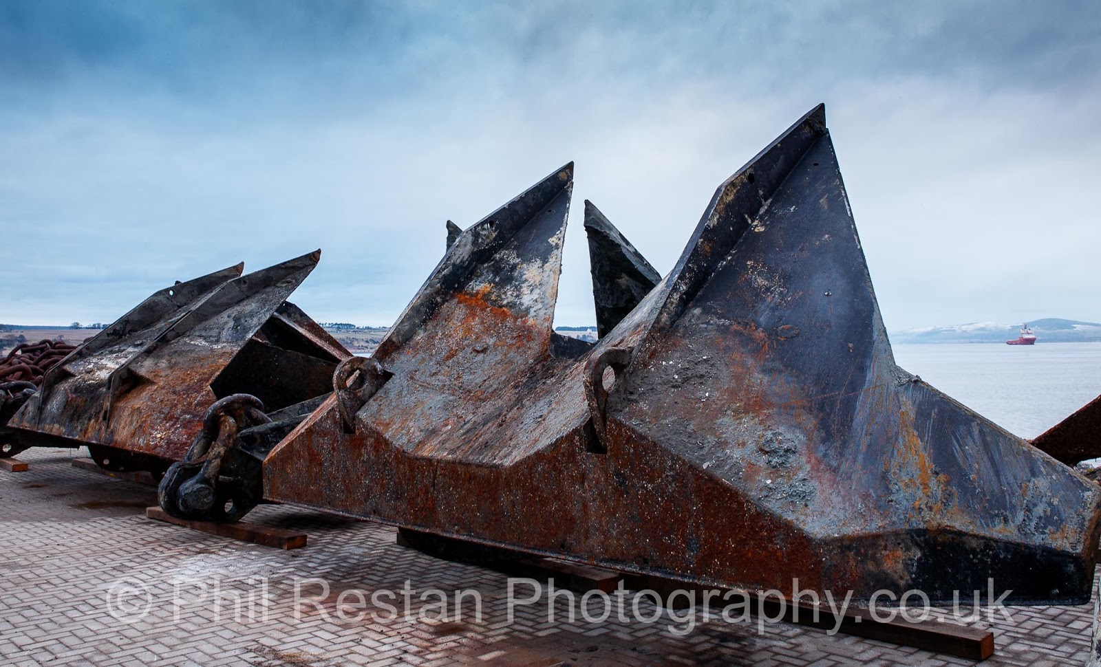 Photographing The oil rig Sedco 712 in the Cromarty Firth