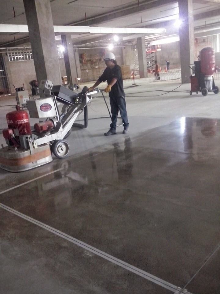 Piso de Concreto Pulido Tipo espejo en Plaza Vea