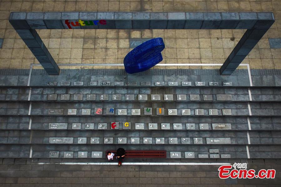 Keyboard raksasa di pusat perbelanjaan IT di kota Chongqing ~ China ...