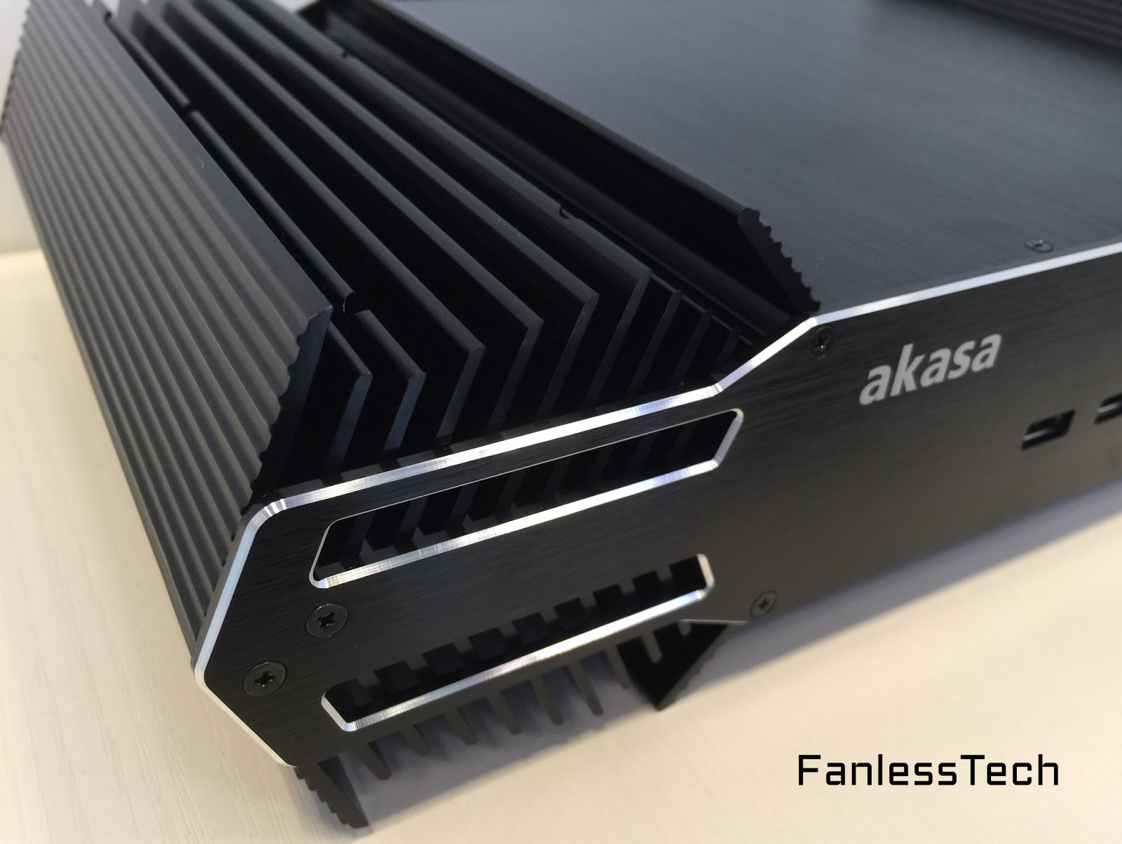 FanlessTech: Akasa's Skull Canyon case official