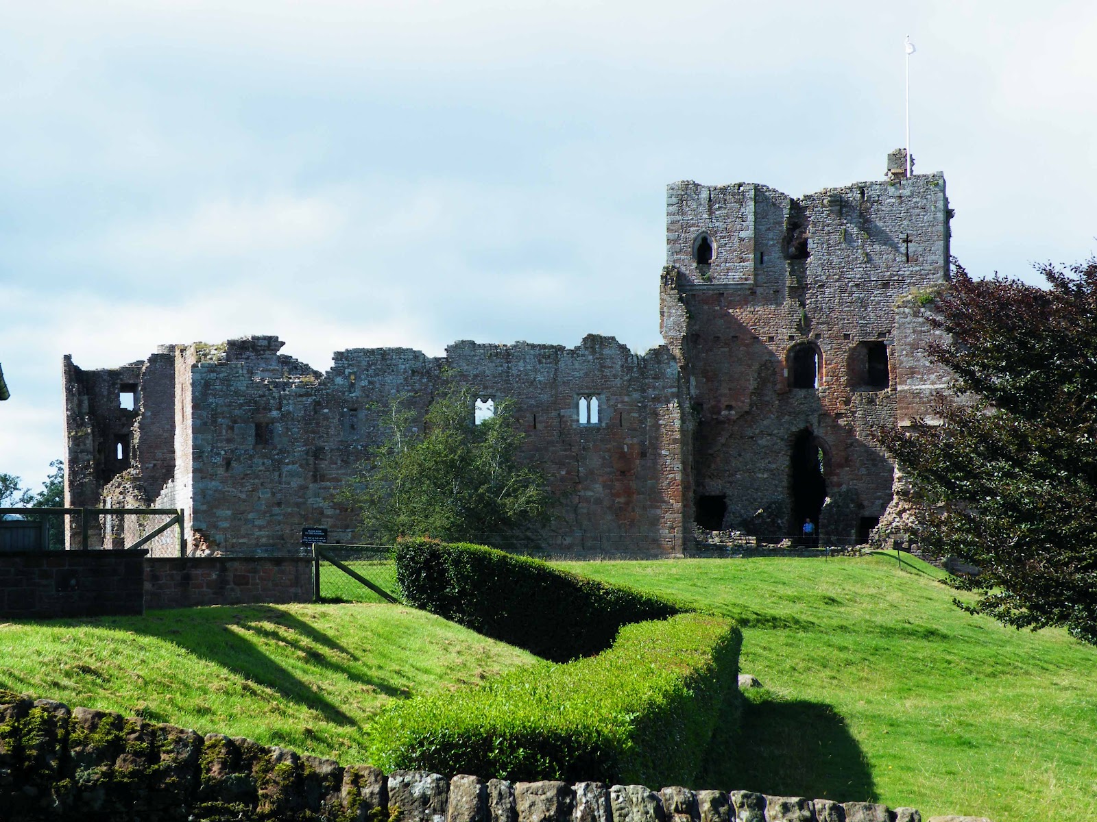 The castles, towers and fortified buildings of Cumbria: Brougham Castle ...