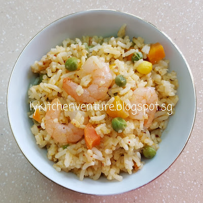 LY's Kitchen Ventures: Crispy Salted Yolk Chilli Prawn Fried Rice