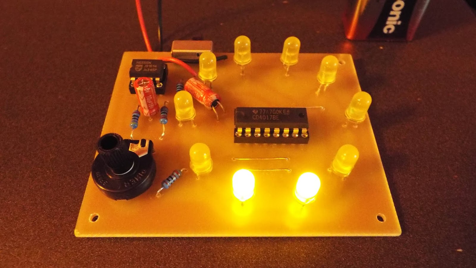 Malvox-Tech: Circular LED Chaser / Chenillard circulaire CD 4017