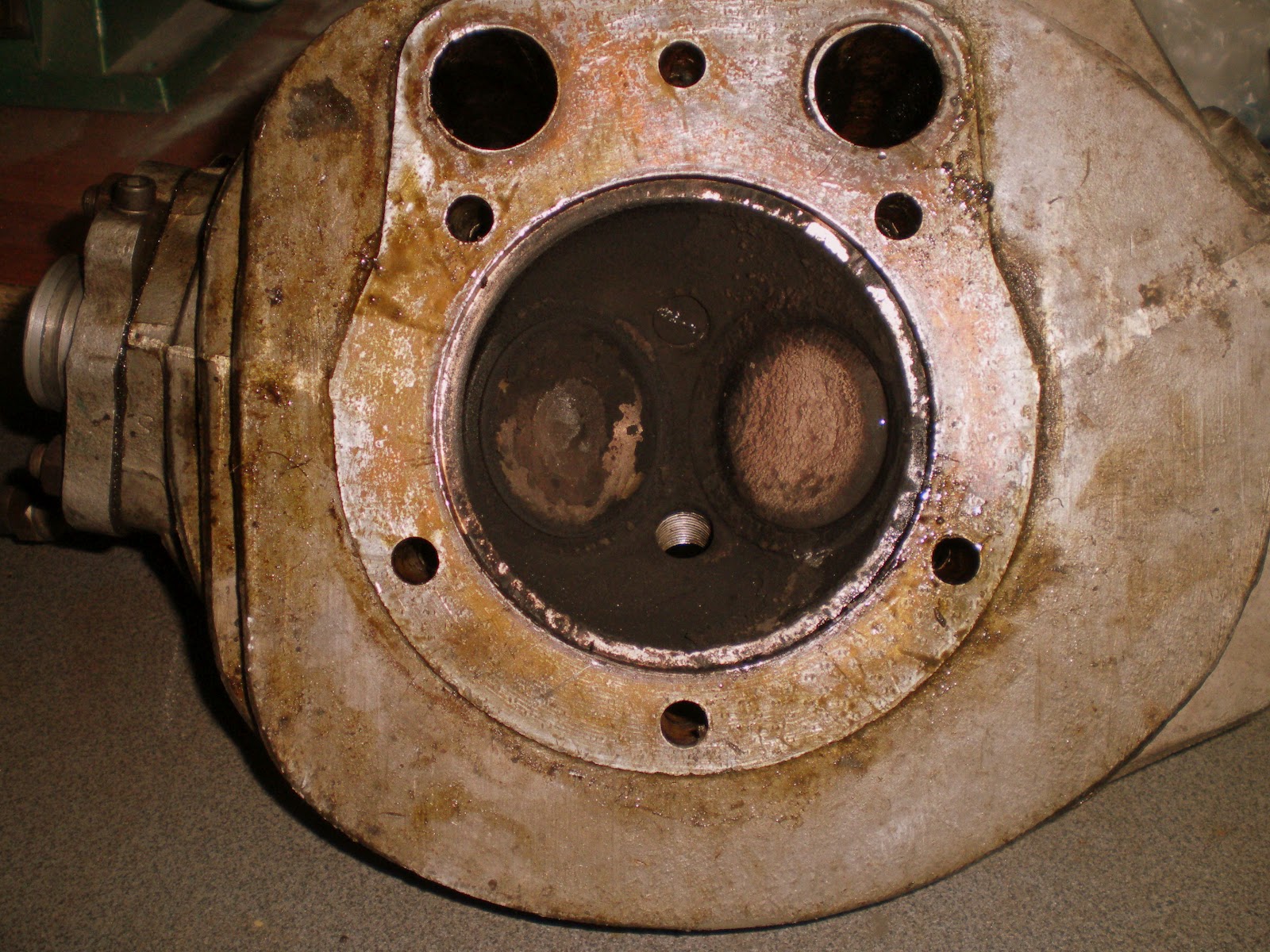 HomοRαtuς: decarbonising/decoke enfield cylinder head-piston