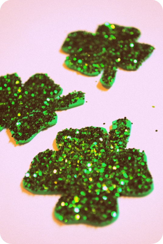 Run 2 the Wild: DIY THURSDAY: SPARKLE SHAMROCK HAIR CLIP