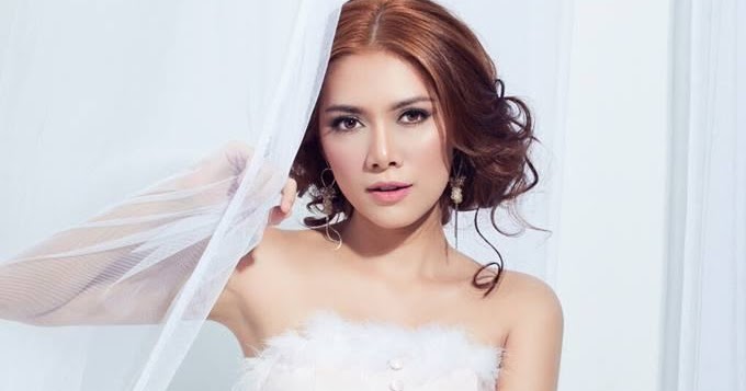 Myanmar Model May Wears White Lovely Fashion In Studio Photoshoot