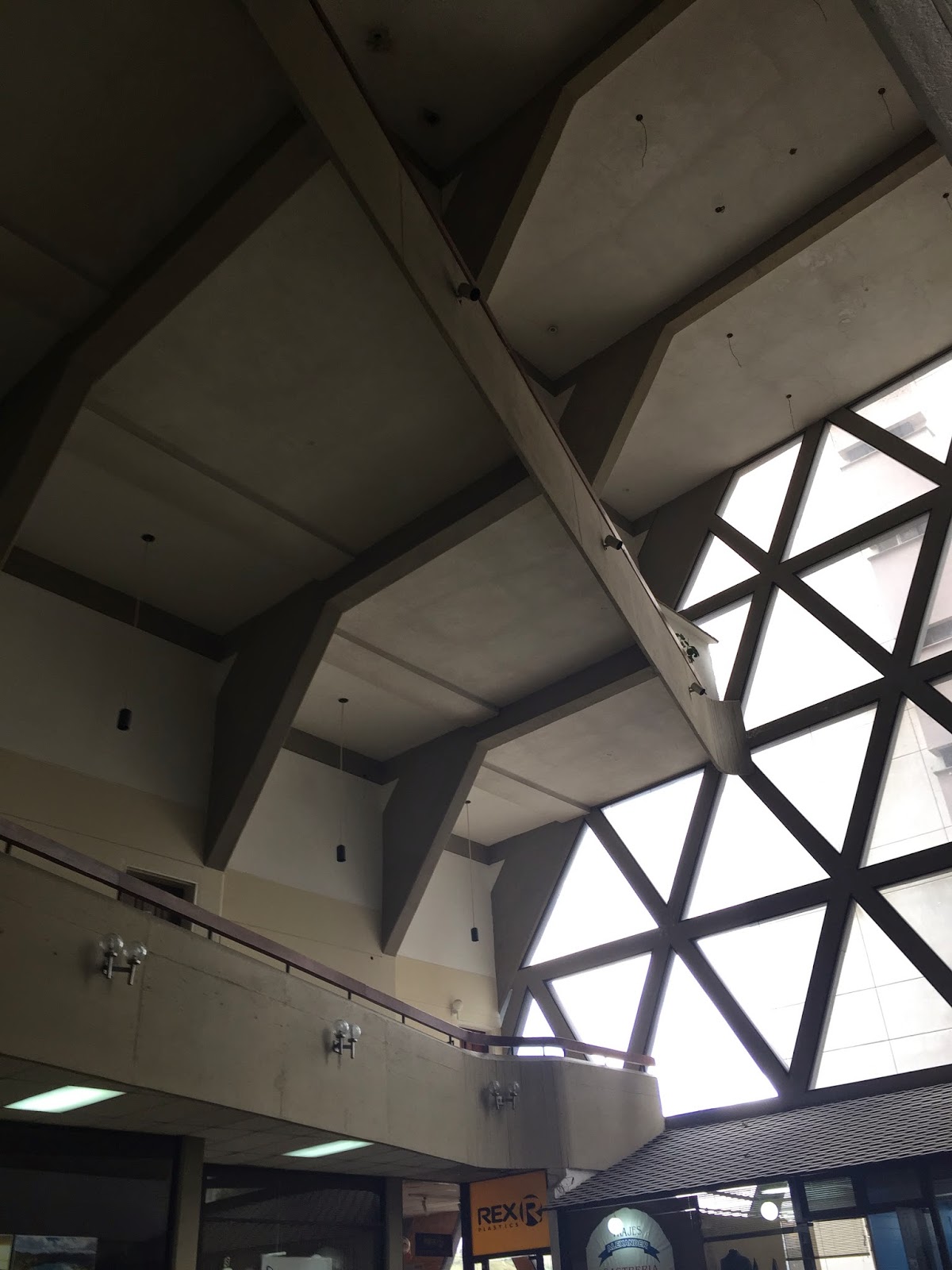 ARQUITECTURA MODERNA EN ECUADOR: EDIFICIO ATRIUM