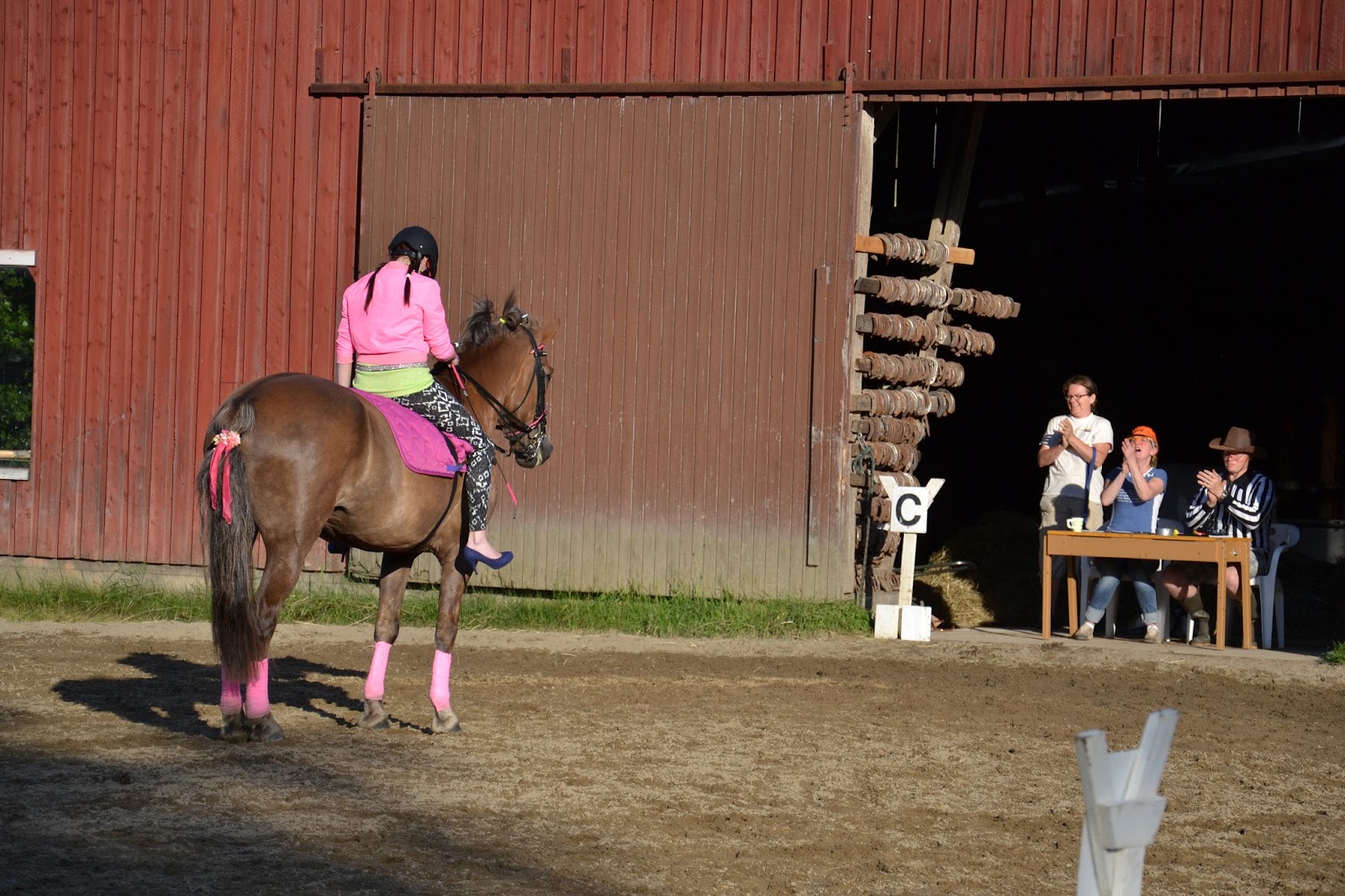 Luokki ja satula: Pissis ja Pimpula Pampula (Video)