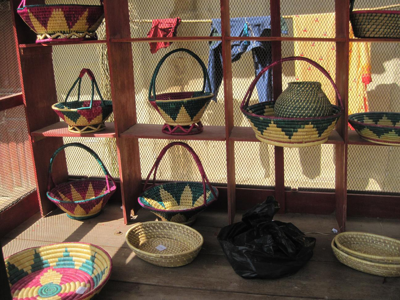 tharuwan: ढकिया बनाउँदै थारु महिला