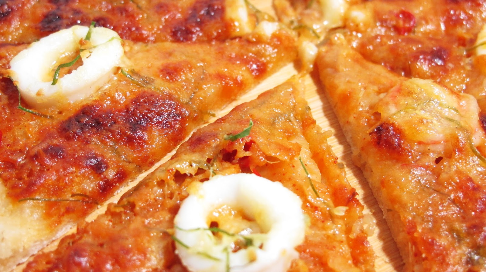 KitchenAholics: Tom Yum Pizza