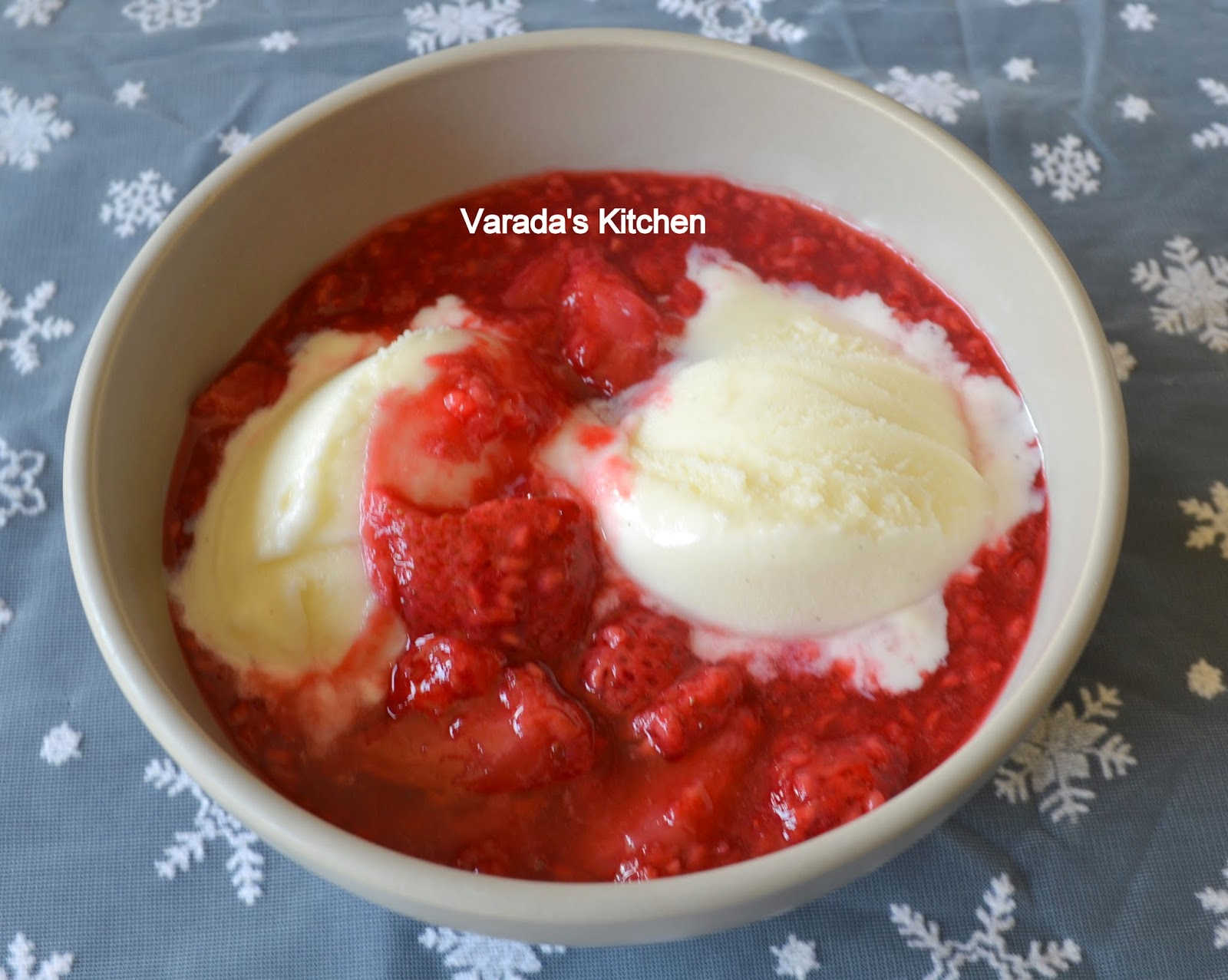 Eis und Heiss (Ice cream With Strawberry And Raspberry Sauce)
