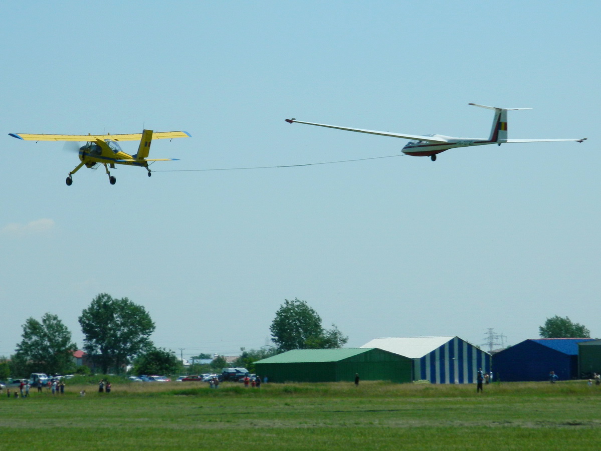 LA MULTI ANI, ROMANIA!: Planoare tractate in aer