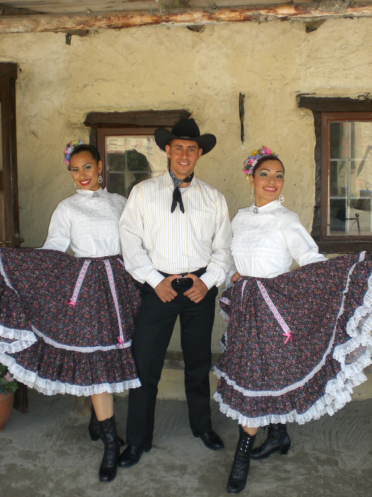 HECTOR INTEL: TRAJES REGIONALES MEXICANOS