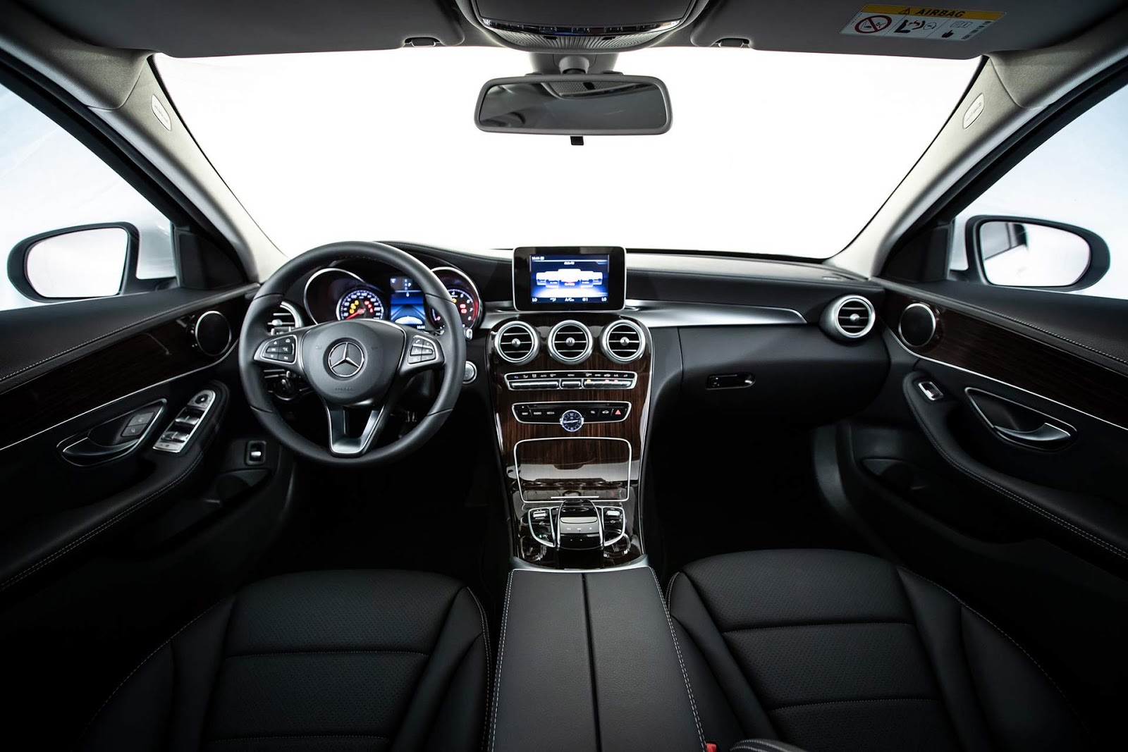 Mercedes C180 2018 é vendido com taxa zero em julho