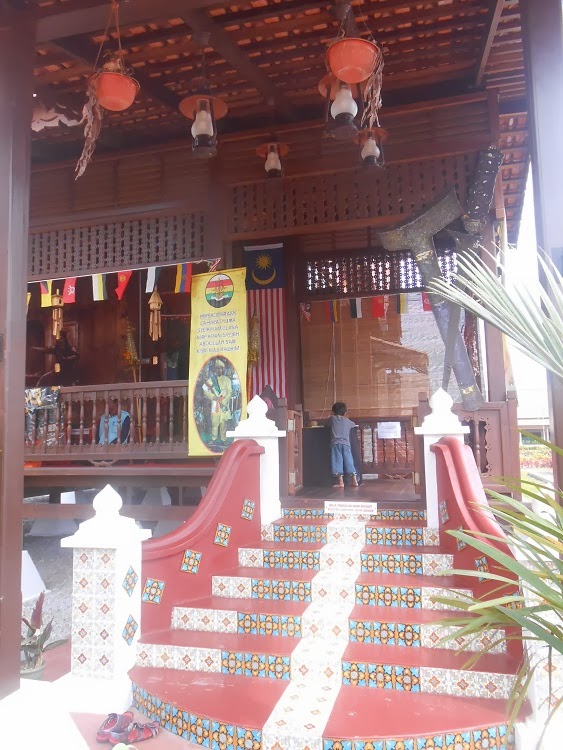 SENI LAMA MELAYU (MALAY OLDEN ART): Rumah (House of) Hang Jebat
