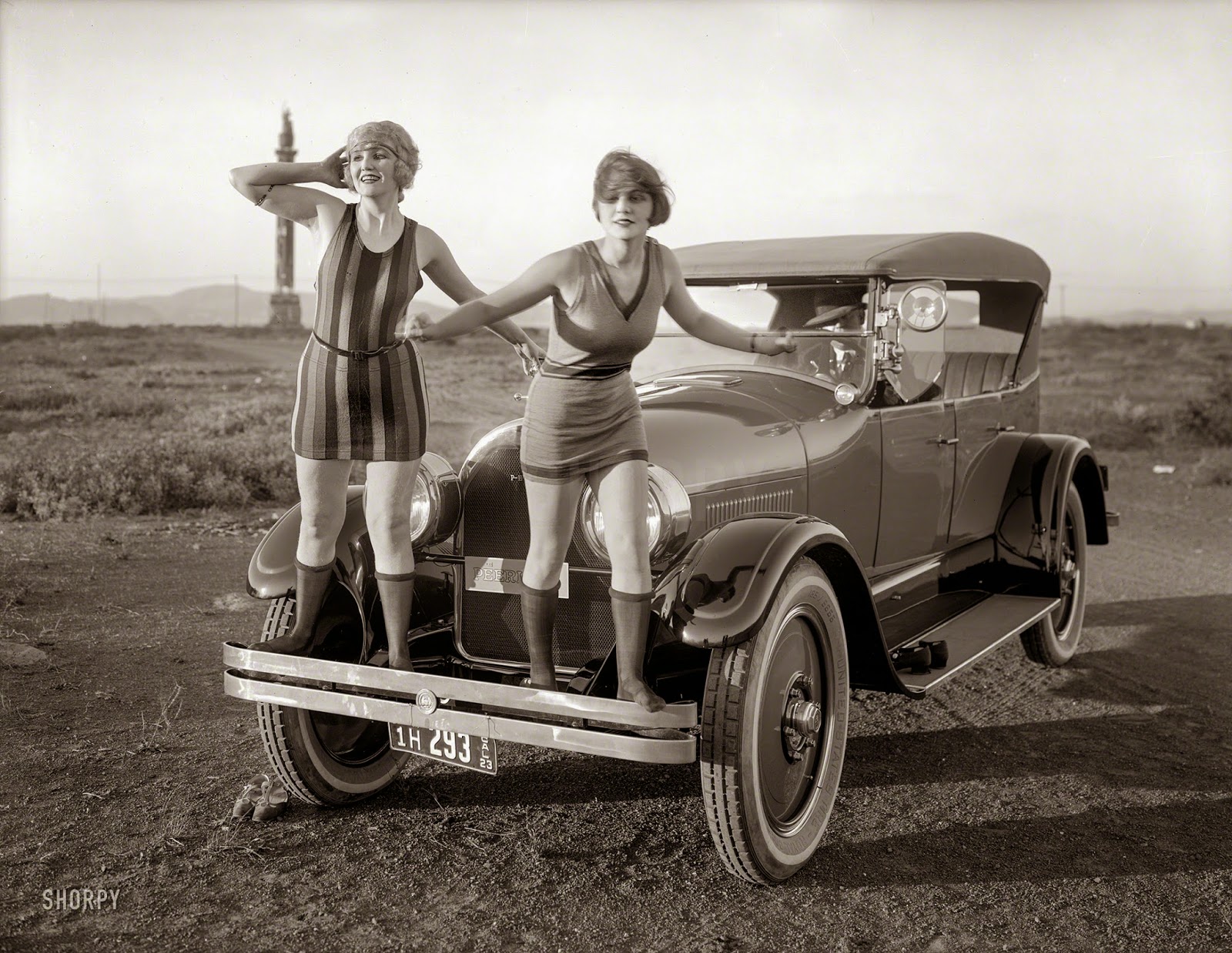 22 Funny Vintage Photos of Flappers Posing With Their Cars From the ...