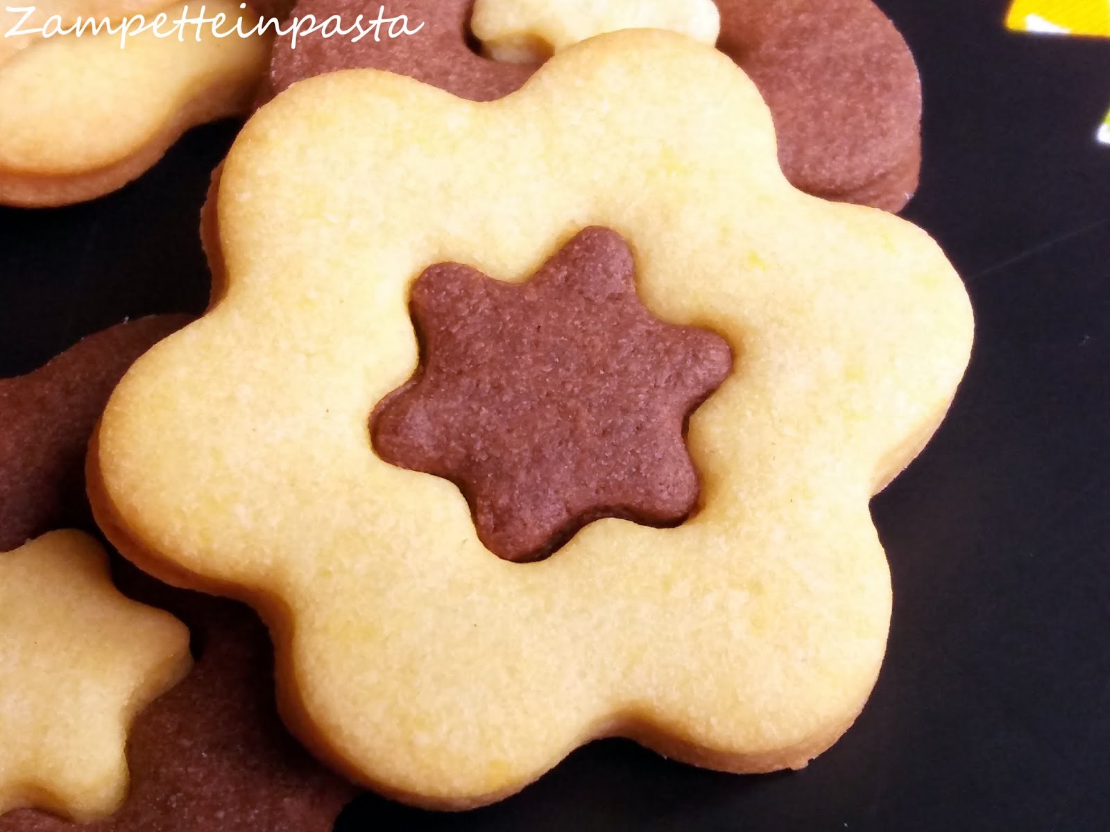 BISCOTTI BICOLORI A FORMA DI FIORE | ZAMPETTE IN PASTA