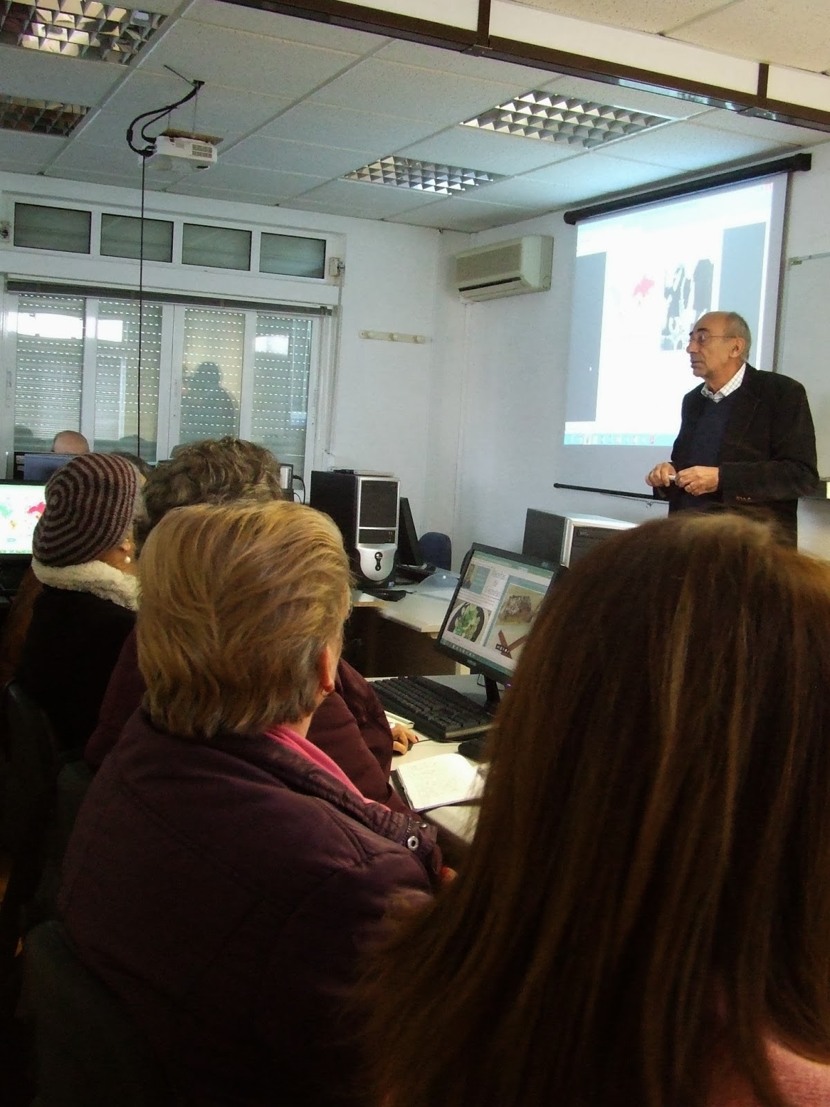 Aula de informática para seniores - REVISTA REVIVER