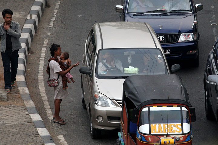 Pengemis di Lampu Merah, Kasih Nggak Ya? Pengemis di Lampu Merah, Kasih Nggak Ya?