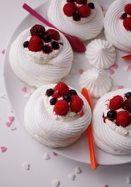 Frenchymilie: Mini pavlova aux fruits rouges.